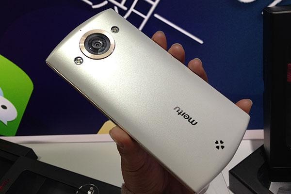 Meitu Mobile 2 Released with 13.0 MP front-facing camera with LED ...