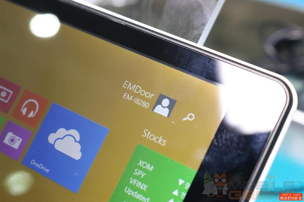 Real pictures of Emdoor EM-i8080, the $100 Windows 8 tablet hands on ...
