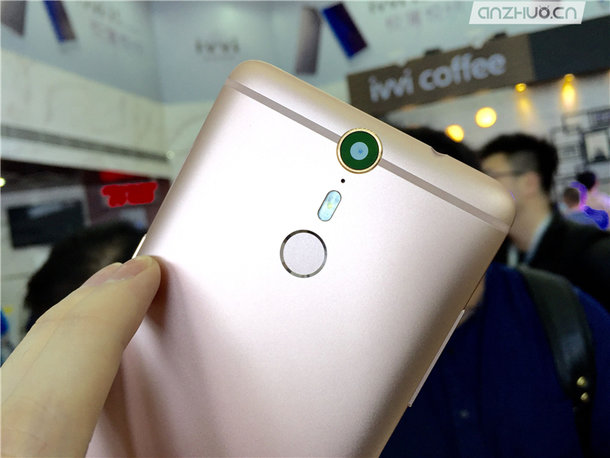 World's First Snapdragon 430 Smartphone, the Ivvi i3 In Pictures - Gizmochina