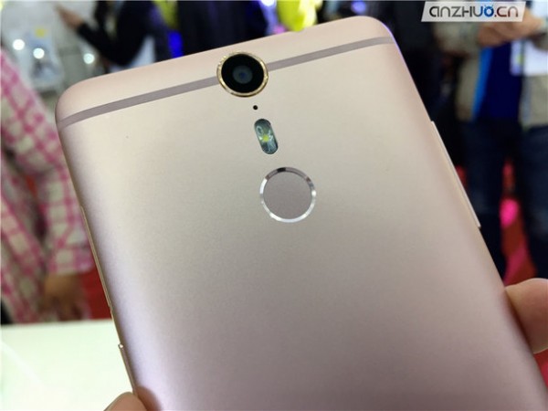 World's First Snapdragon 430 Smartphone, the Ivvi i3 In Pictures ...