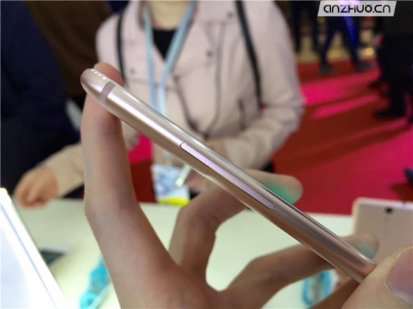 World's First Snapdragon 430 Smartphone, the Ivvi i3 In Pictures ...