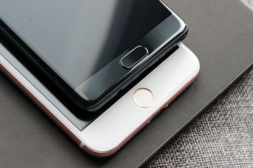 The $900 Smartphone Flagships: Samsung Galaxy Note 7 or iPhone 7 ...