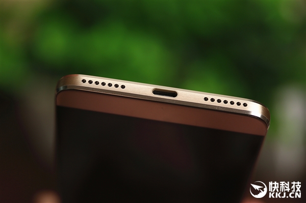 Le Pro 3 Flagship in Hands on Images: 98% Metal Body, Brushed Metal ...