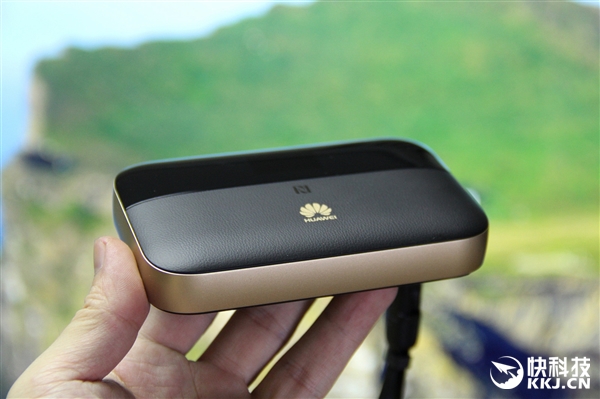 Huawei Mobile Wifi Pro 2 Out of the Box Tour - 32 Users at a Go ...