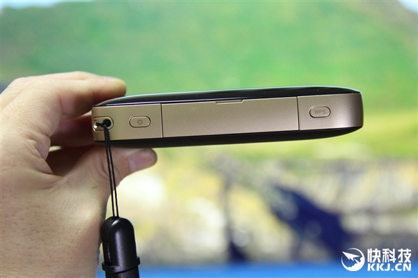 Huawei Mobile Wifi Pro 2 Out of the Box Tour - 32 Users at a Go ...