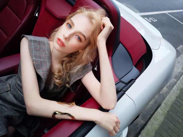 Meitu V6 is Official: Packs Four Cameras, Colorful Leather Back & 128GB ...