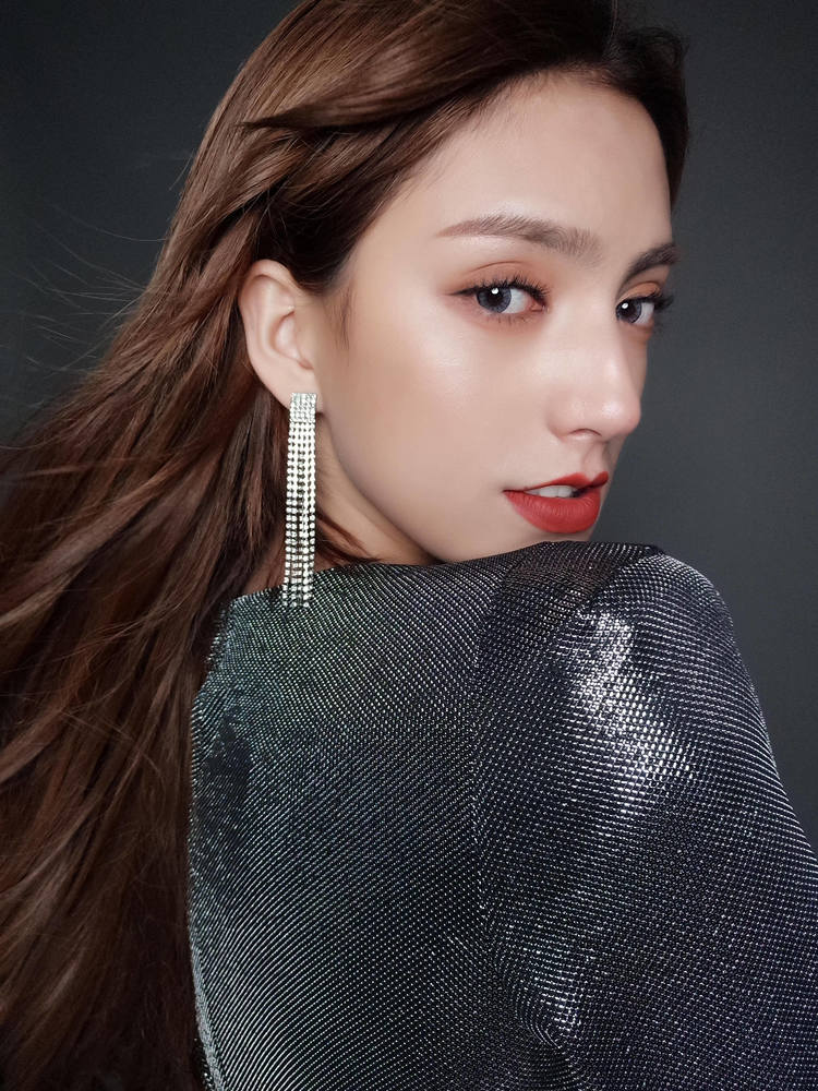 Meitu V6 is Official: Packs Four Cameras, Colorful Leather Back & 128GB ...