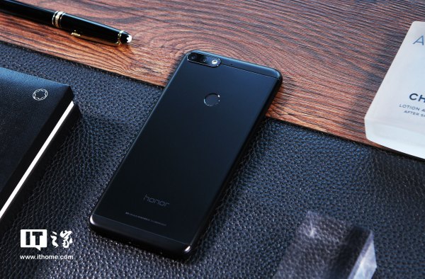 Unboxing Photos Show The Honor 7C Is A Well Built Device - Gizmochina