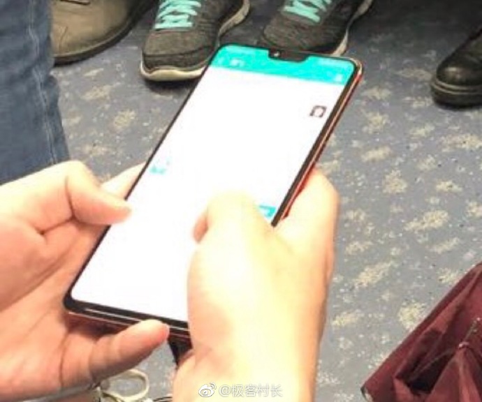 OPPO R15 Real Machine Spotted While in Use Inside A Shenzhen Subway ...
