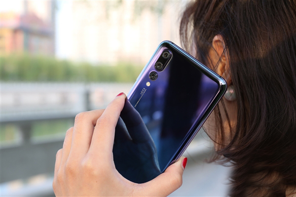 Huawei P20 Aurora Launched: Gradient Colors Change Depending On Light ...