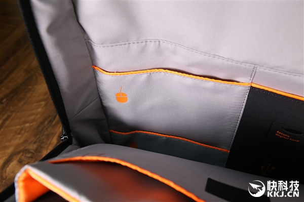 Xiaomi Mi Geek Shoulder Bag in Pictures: Sleek Ergonomic Design ...
