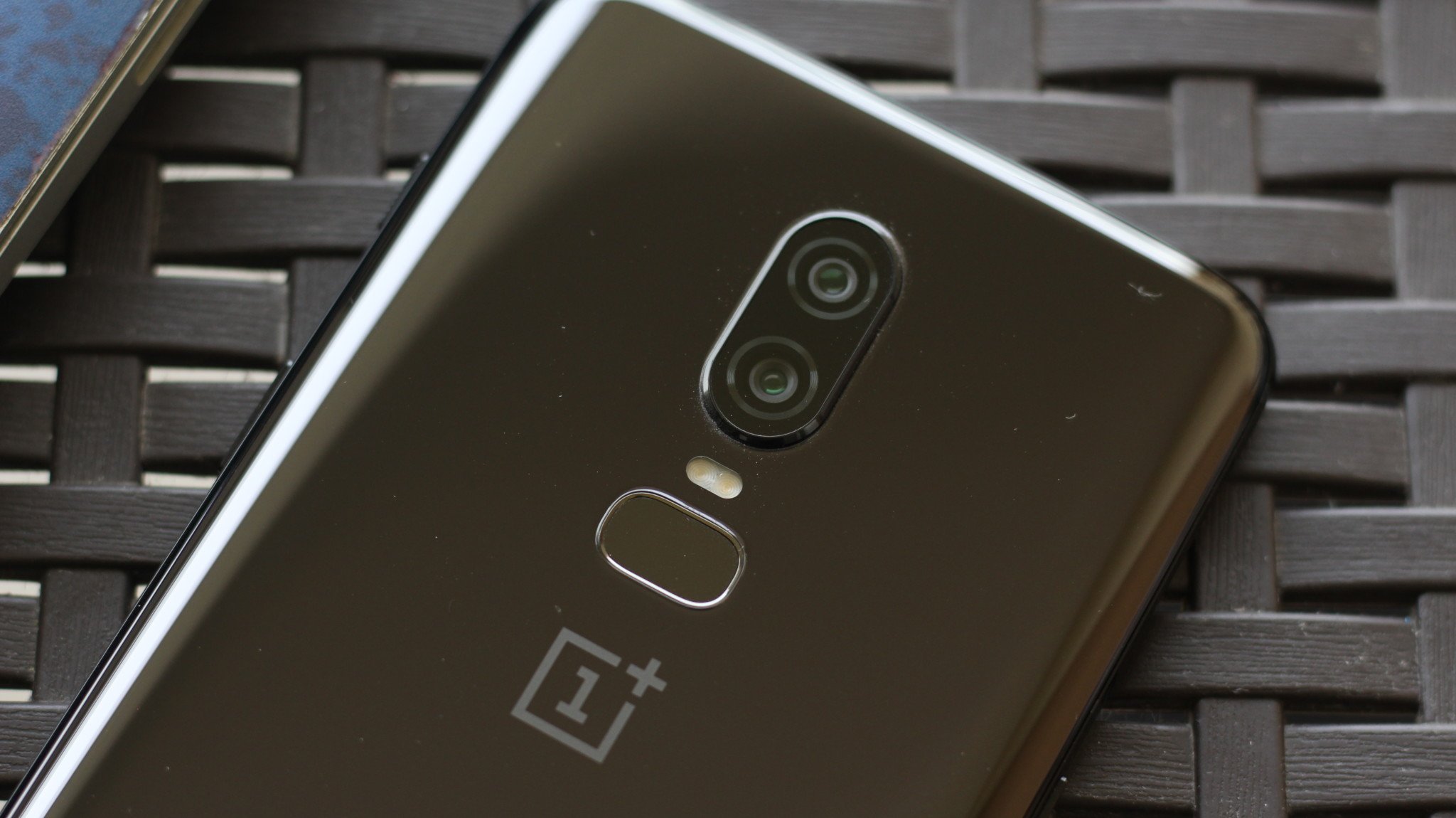 OnePlus surpasses Samsung in India's premium smartphone market for the ...