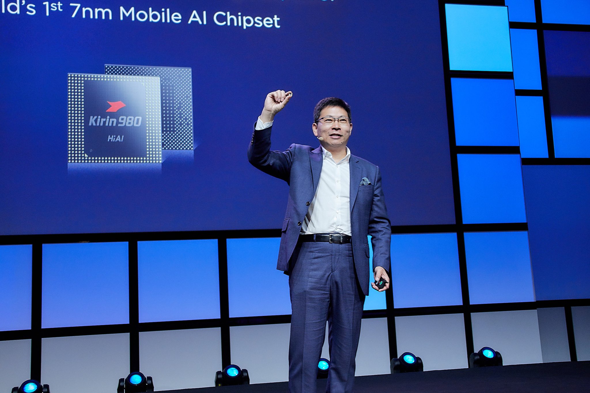 Kirin 980 is official: World's first 7nm chipset with two dedicated ...