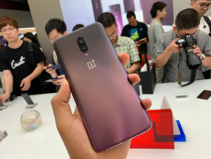 OnePlus 6T Thunder Purple gradient hue in pictures: Likely the first of ...