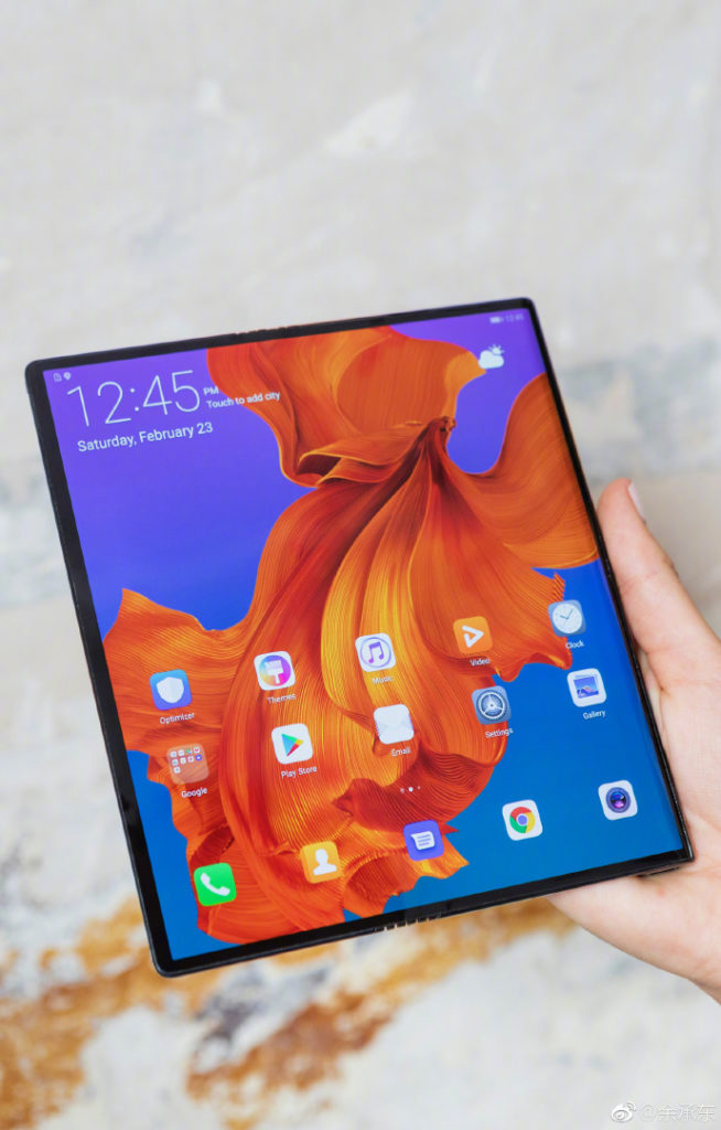 Check out Huawei Mate X foldable phone in hands on pictures - Gizmochina