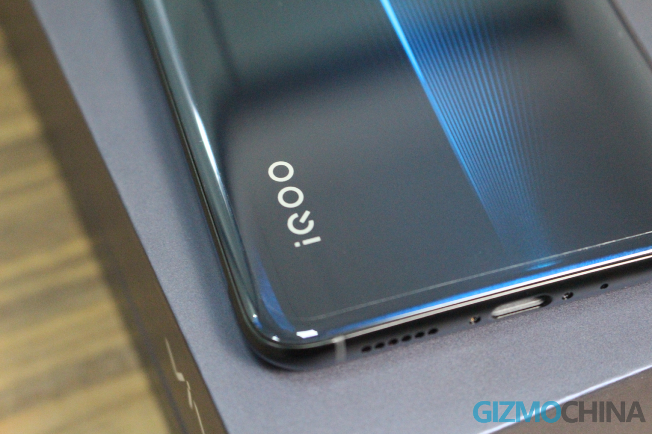 Vivo iQOO Hands On: Halo Lights, Virtual Buttons & Headphone Jack makes ...