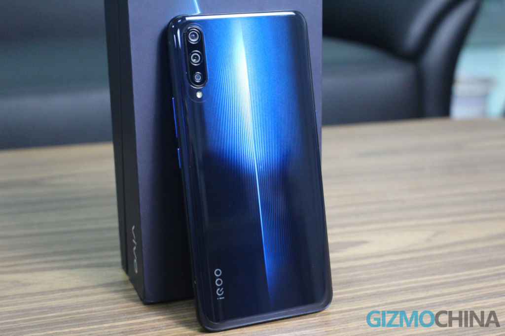Vivo iQOO Hands On: Halo Lights, Virtual Buttons & Headphone Jack makes ...