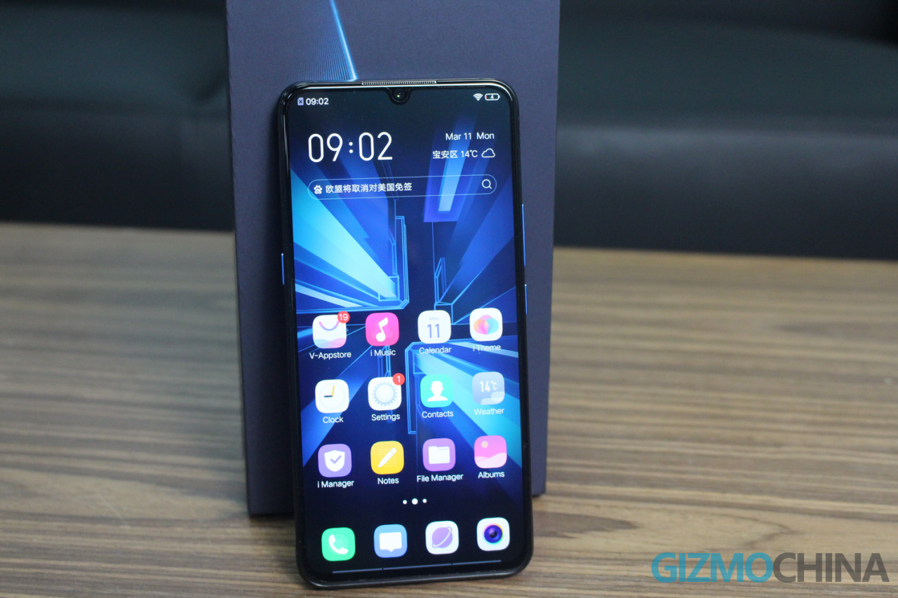 Vivo iQOO Hands On: Halo Lights, Virtual Buttons & Headphone Jack makes ...