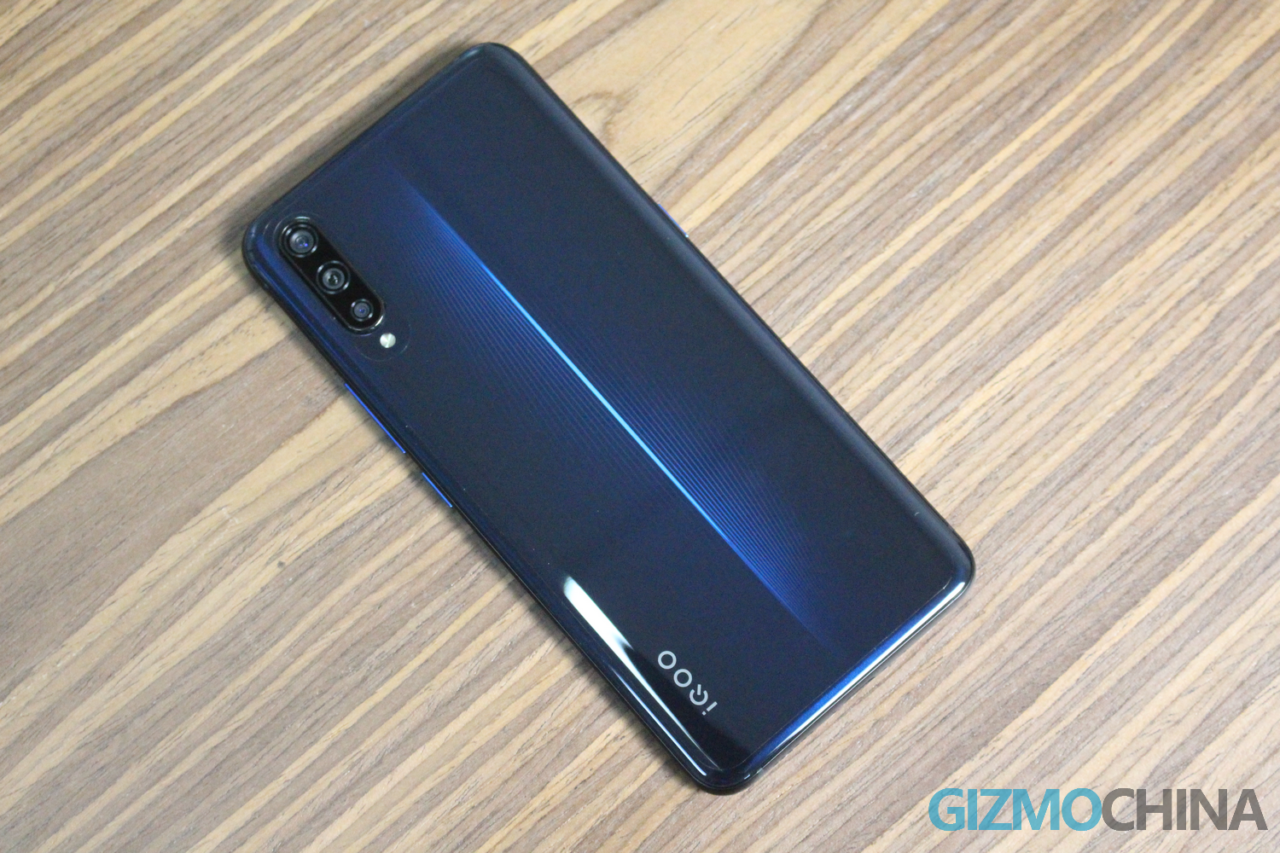 Vivo iQOO Hands On: Halo Lights, Virtual Buttons & Headphone Jack makes ...
