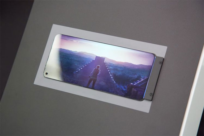 AU Optronics unveils 6.2-inch through-hole punch display with tiny 4 ...