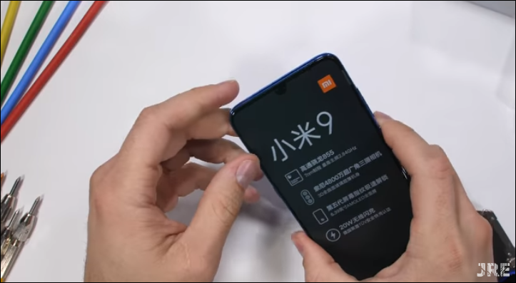 Xiaomi Mi 9 survives JerryRigEverything's scratch, burn, and bend tests ...