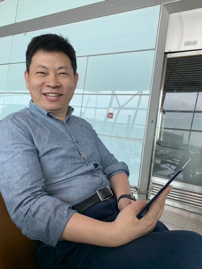 Huawei executive Richard Yu spotted using the Huawei Mate X foldable ...