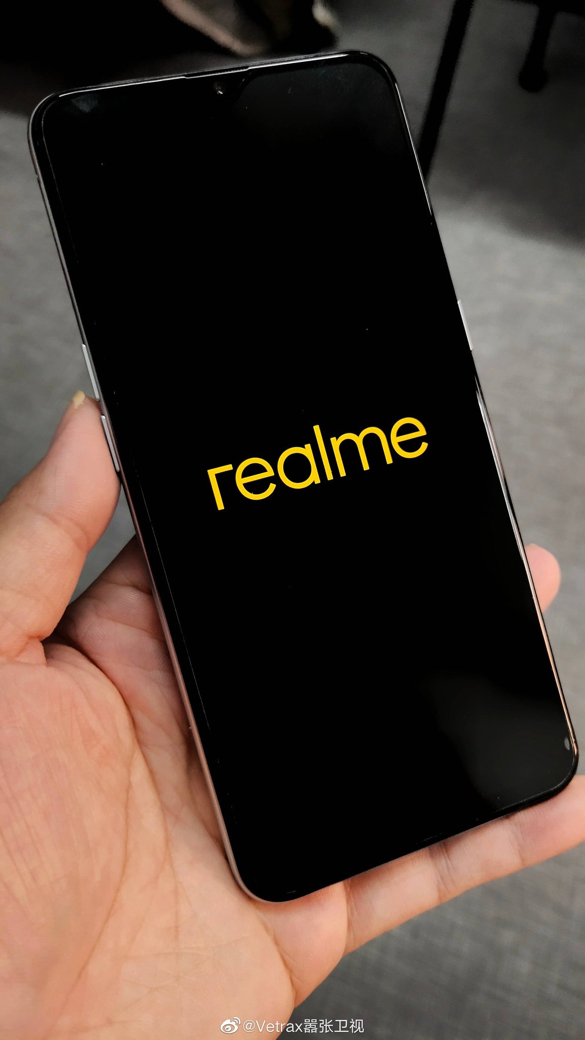 Live pictures of the Realme XT flaunt the front and rear designs ...