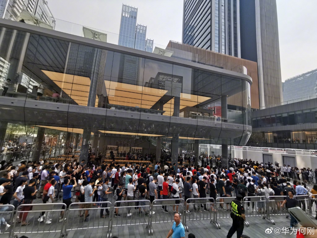 Huawei's Global Flagship Store opens in Shenzhen, Long queues spotted ...