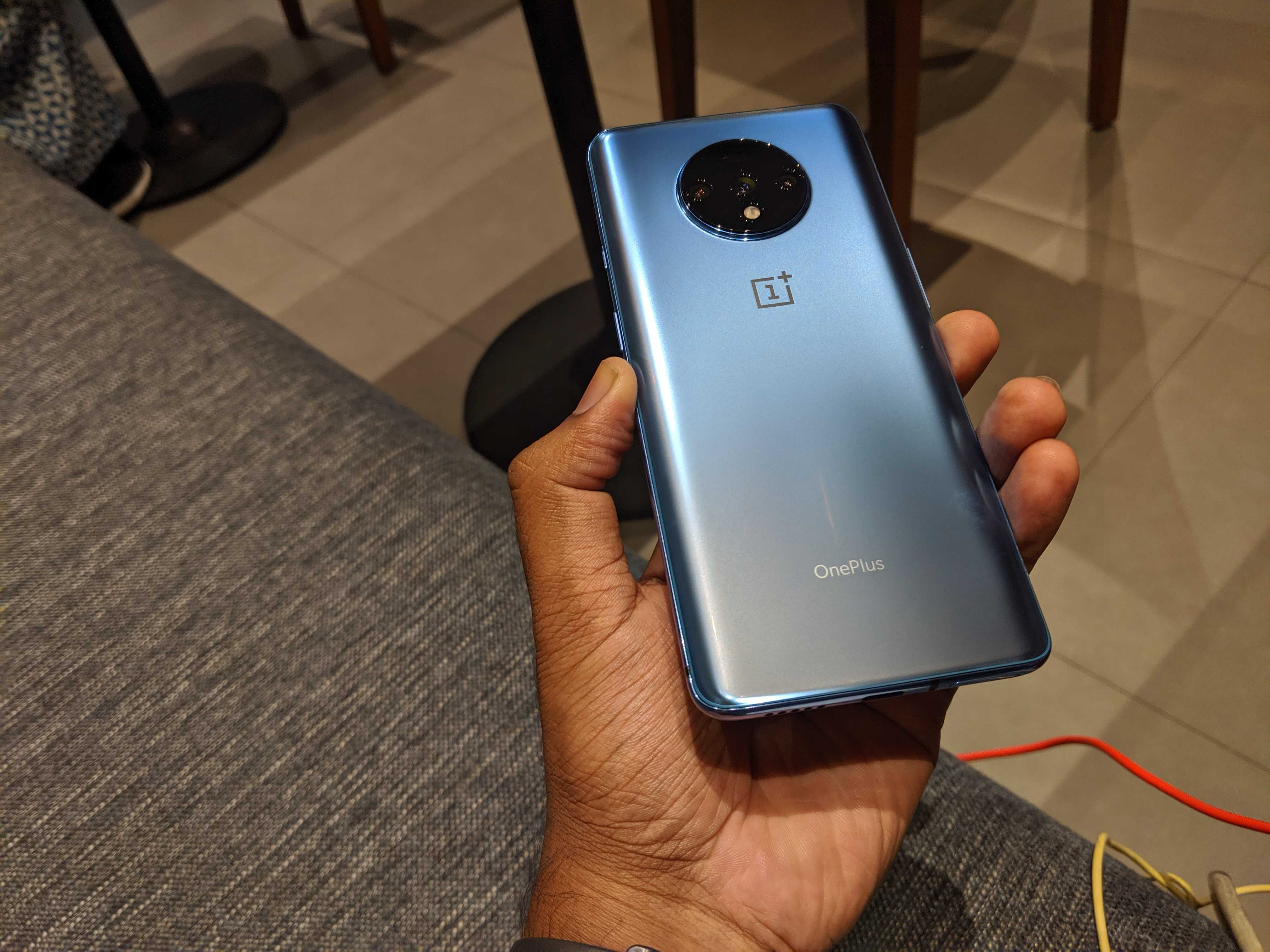 OnePlus 7T Hands On: An unexpected Color-Shifting Experience - Gizmochina