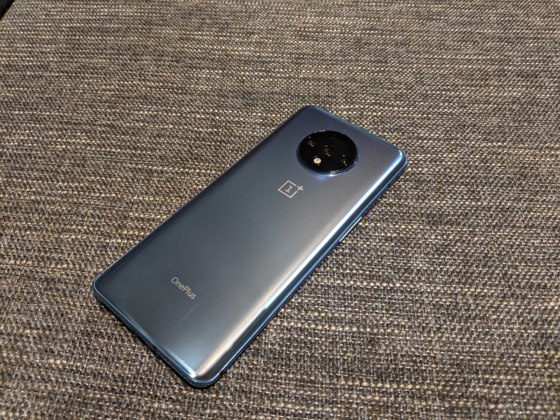 OnePlus 7T Hands On: An unexpected Color-Shifting Experience - Gizmochina