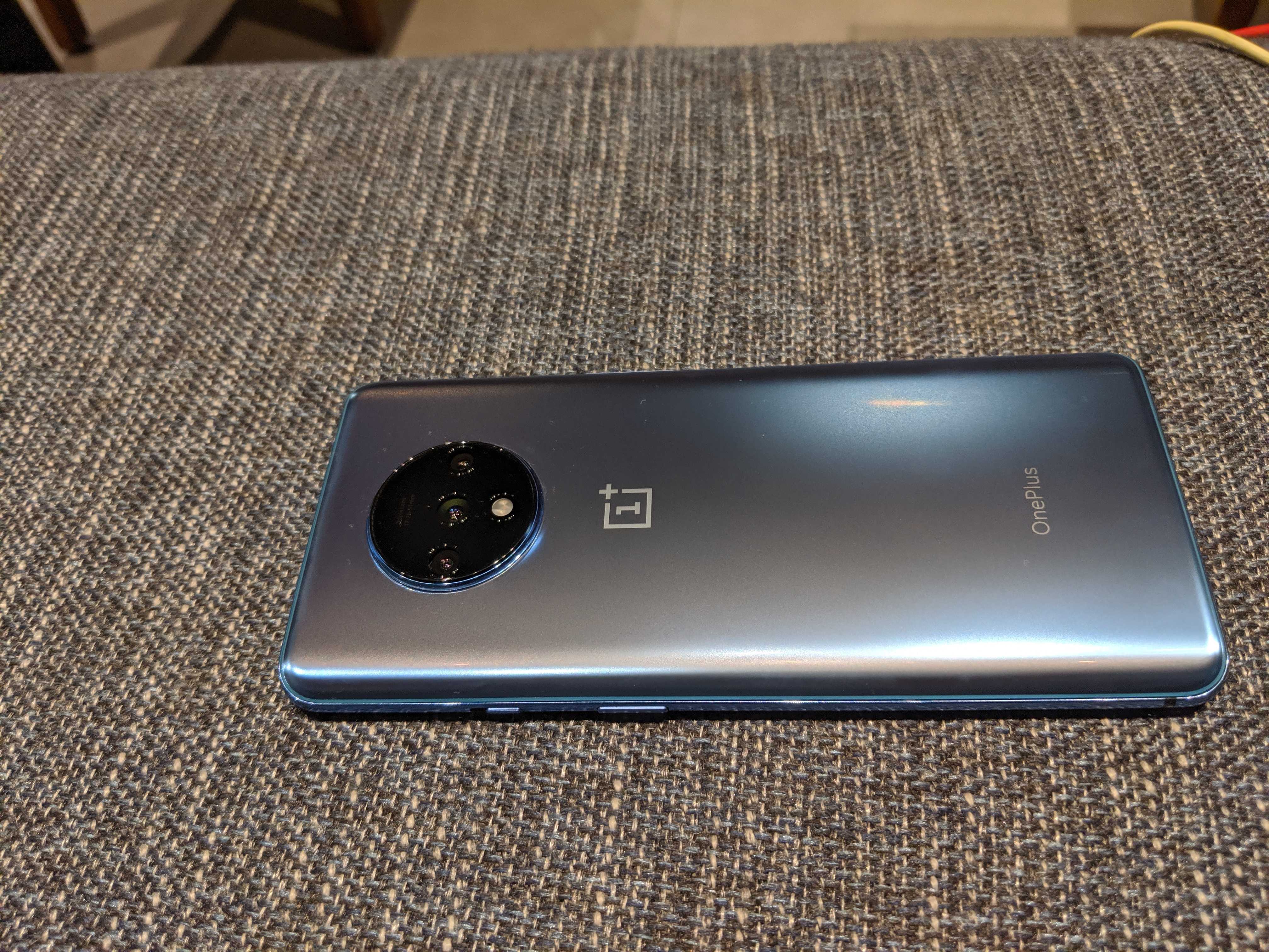 OnePlus 7T Hands On: An unexpected Color-Shifting Experience - Gizmochina