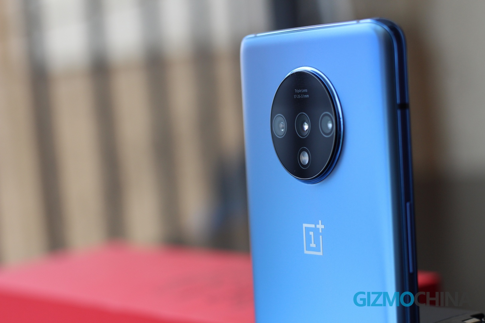 OnePlus 7T Hands On: An unexpected Color-Shifting Experience - Gizmochina