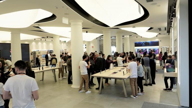 Huawei opens a brand new retail store in Barcelona, right in front of ...