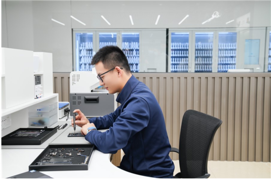 Huawei's new Service Center has Automated Robots, Face-Face Engineer ...