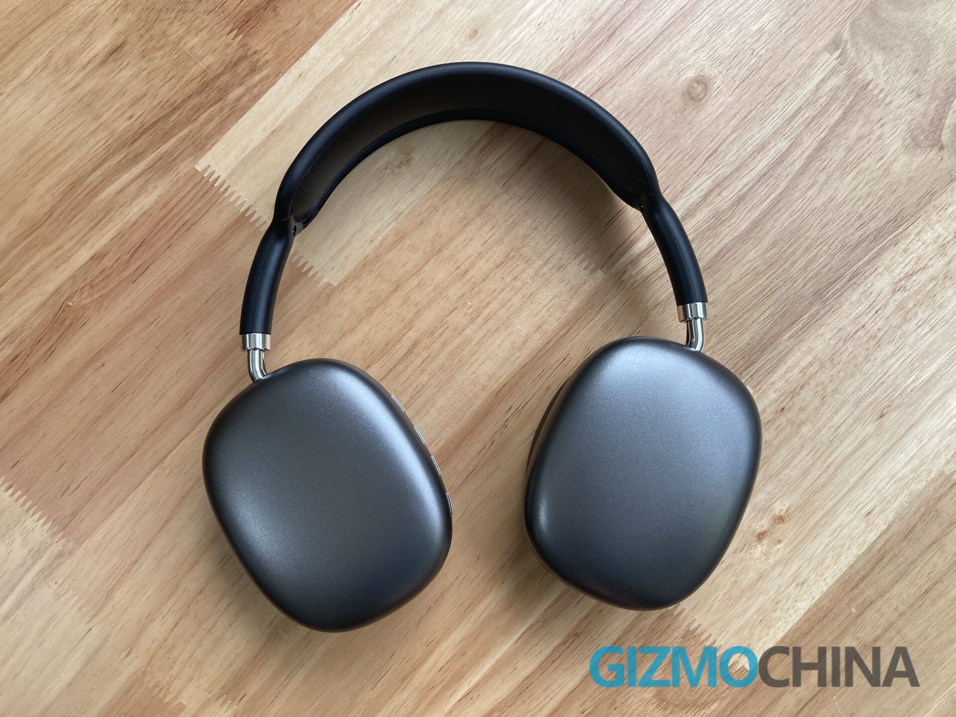 This Apple AirPods Max Clone looks like the Original despite selling ...