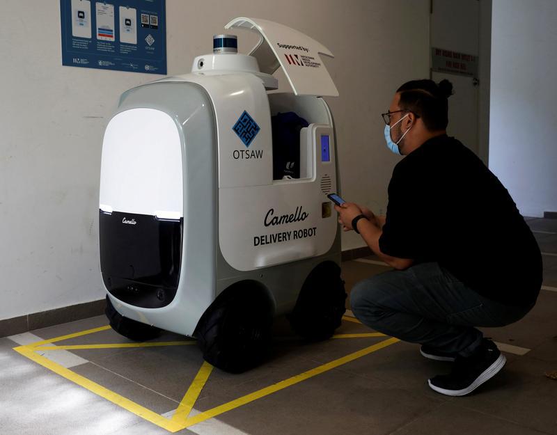 Meet Camello, a delivery robot that delivers groceries to homes in ...