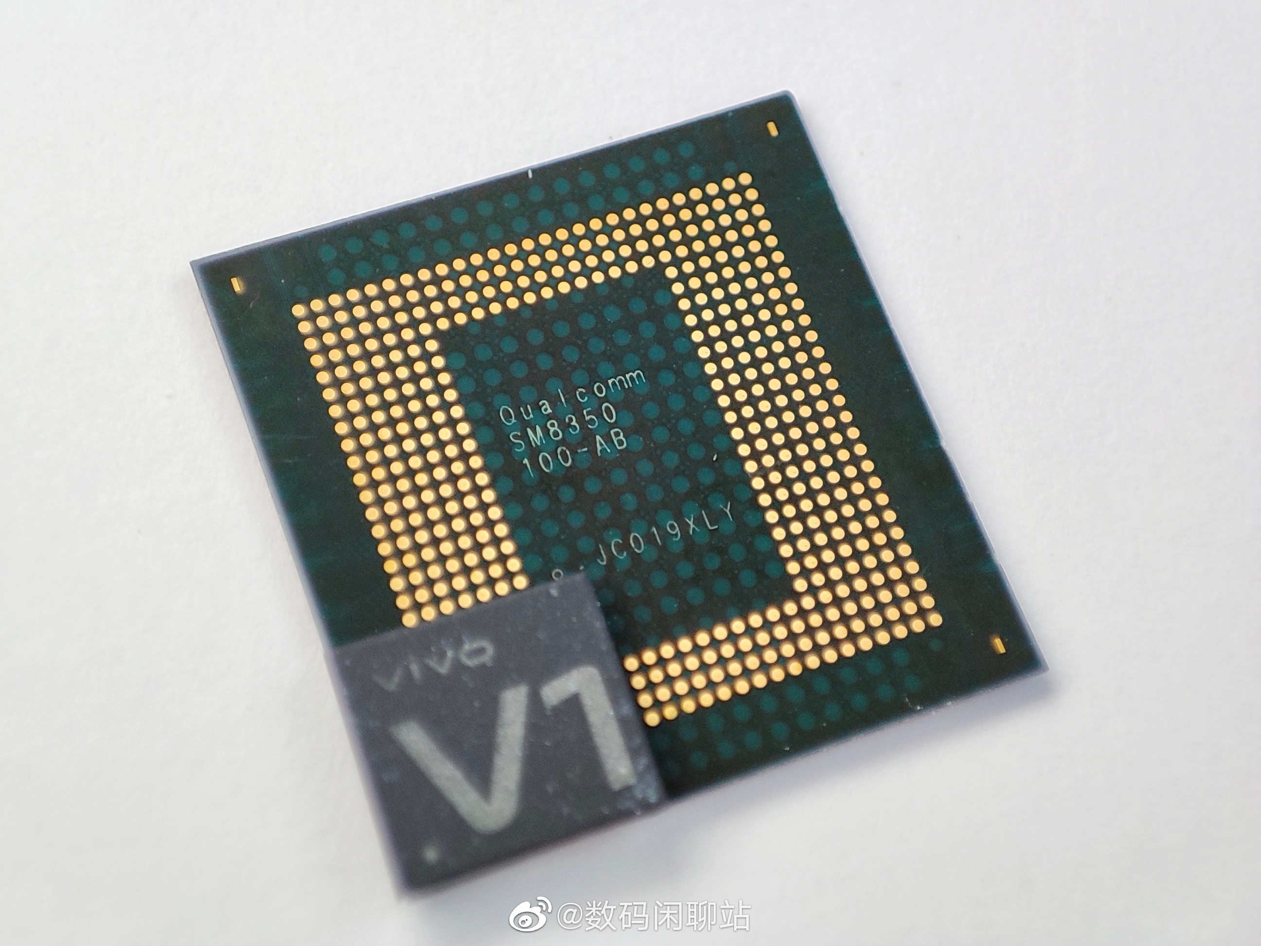 Here is the Vivo V1 chip next to the Snapdragon 888 - Gizmochina