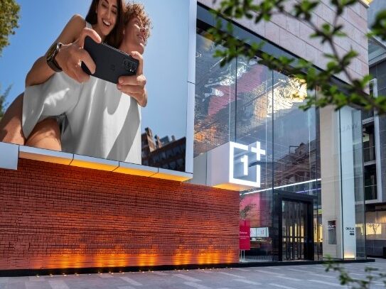 OnePlus opens its largest ever Experience Store in India - Gizmochina