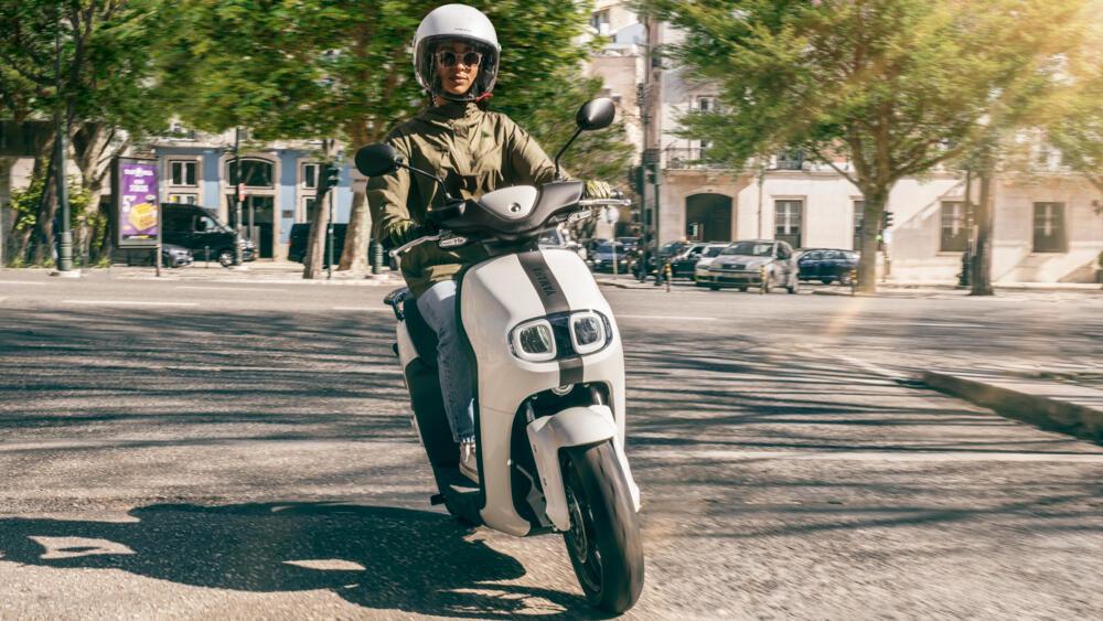 Yamaha NEO electric scooter with up to 68km range launched in Europe ...