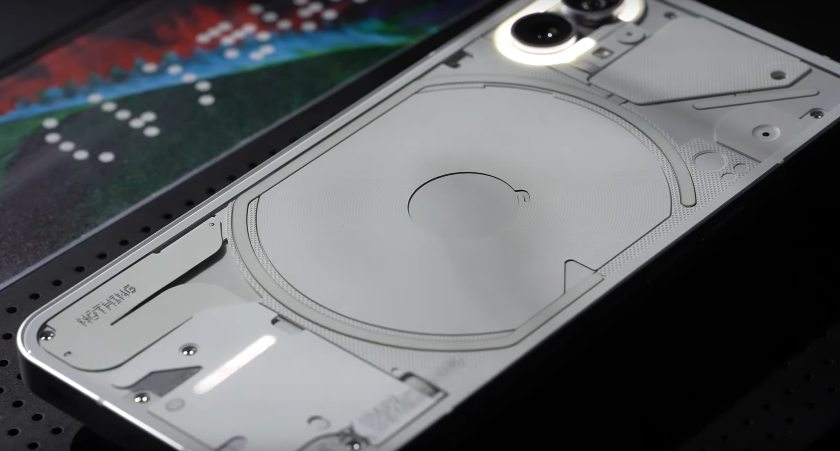 Nothing Phone (1) features stunning LED lighting on the rear - Gizmochina