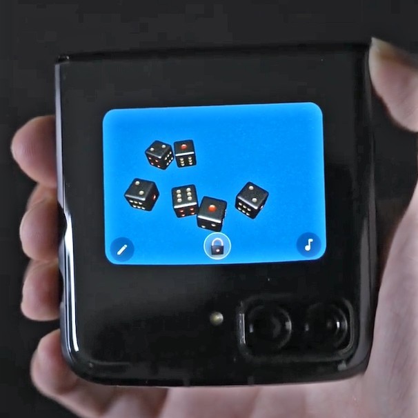 Motorola Razr 2022's large cover display revealed in a official video ...