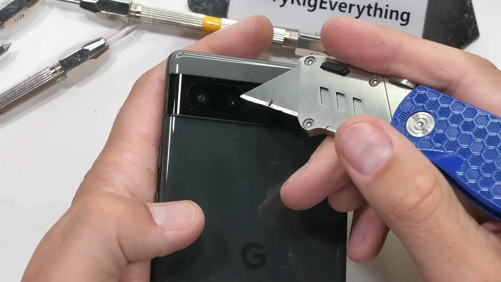 Google Pixel 6a performed well in JerryRigEverything's durability tests ...