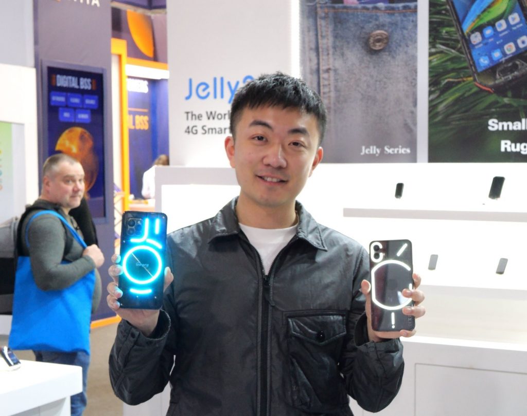 Nothing CEO Carl Pei Poses with a Phone (1) Clone at MWC 2023 - Gizmochina