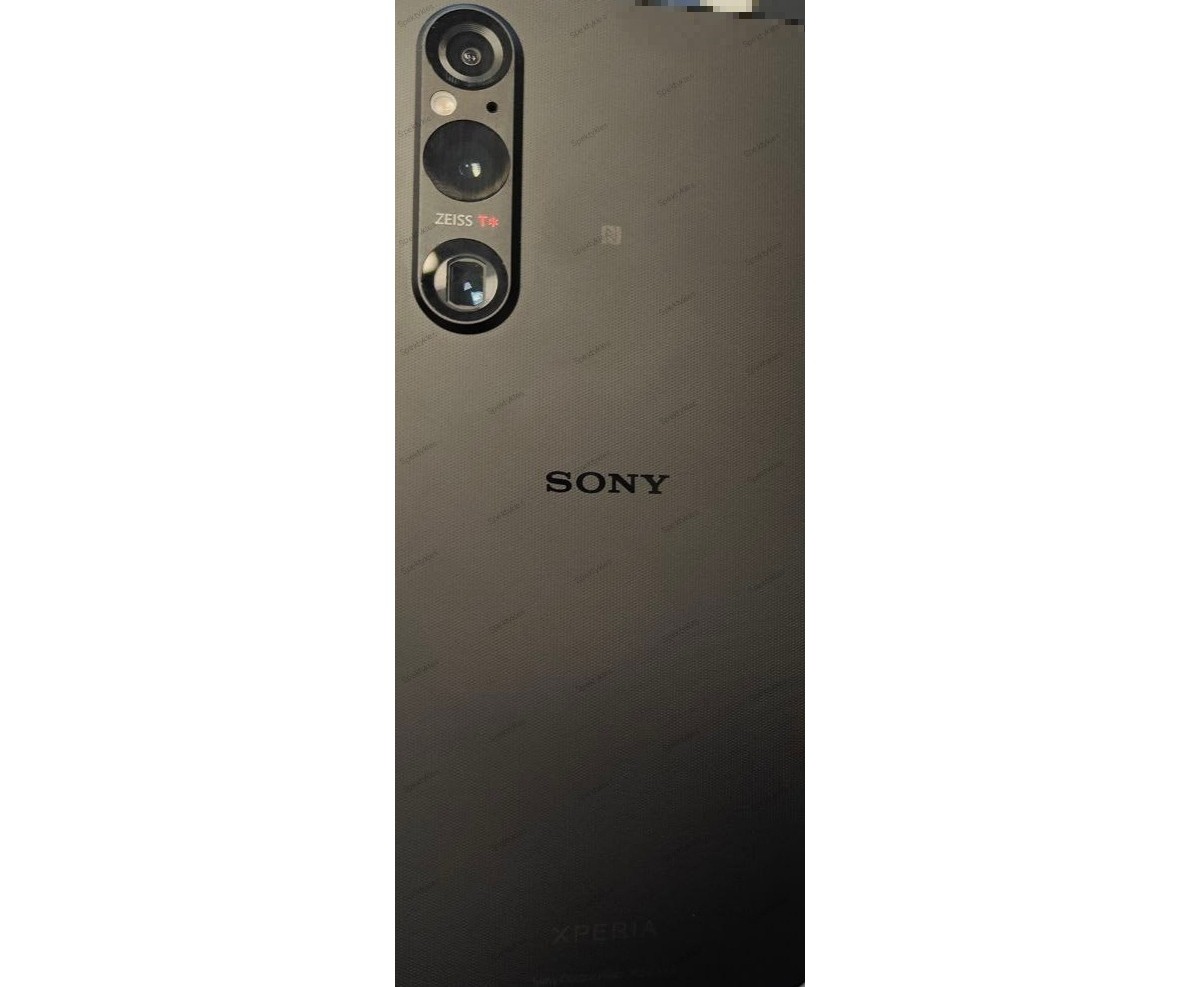 Sony Xperia 1 V Live Shot Appears to Reveal Persicope Zoom Camera, Rear ...