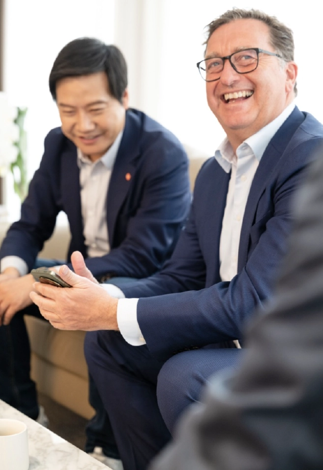 Xiaomi 13 Ultra olive green variant spotted in the hands of Leica CEO ...