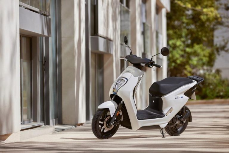 Honda EM1 E electric scooter with 45km/h top speed and 48km range ...