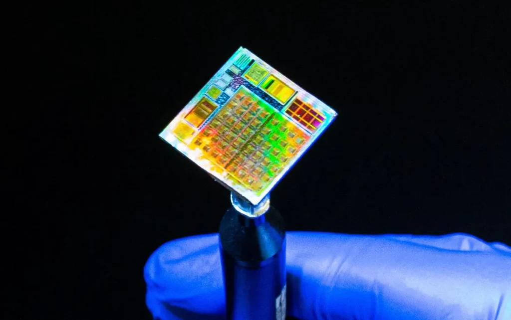 The Thinnest Computer Chip: Researchers Develop World's First ...