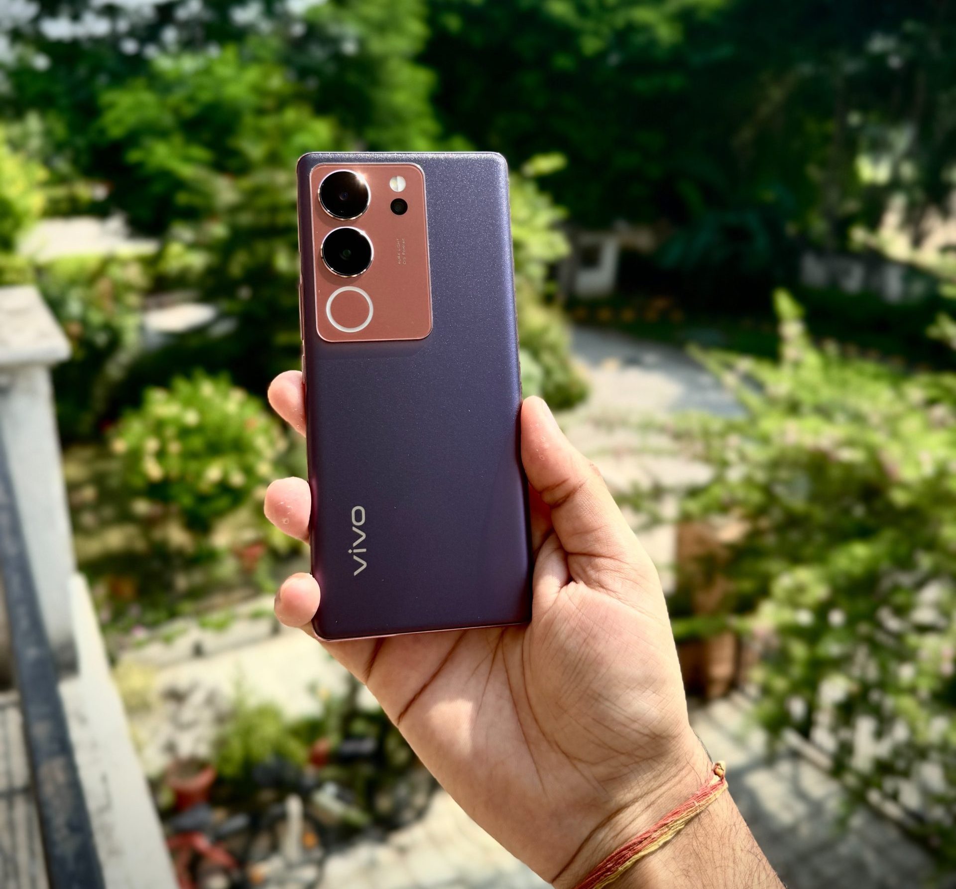 Vivo V29 series live images leak revealing color changing back ahead of ...