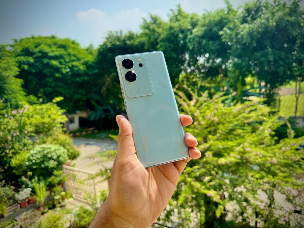 Vivo V29 series live images leak revealing color changing back ahead of ...