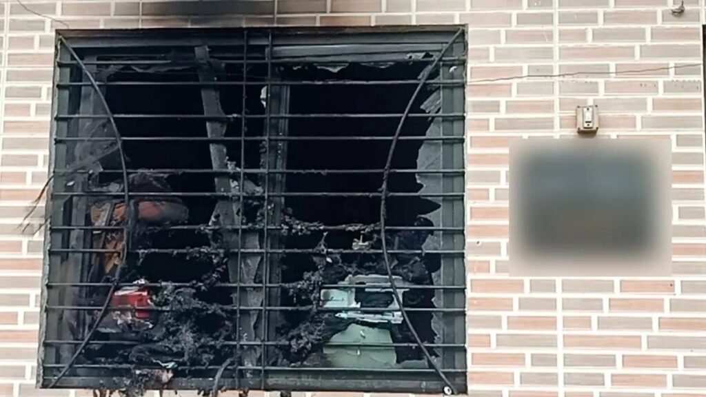 Smartphone explosion injures 3 in India, shatters windows of cars ...